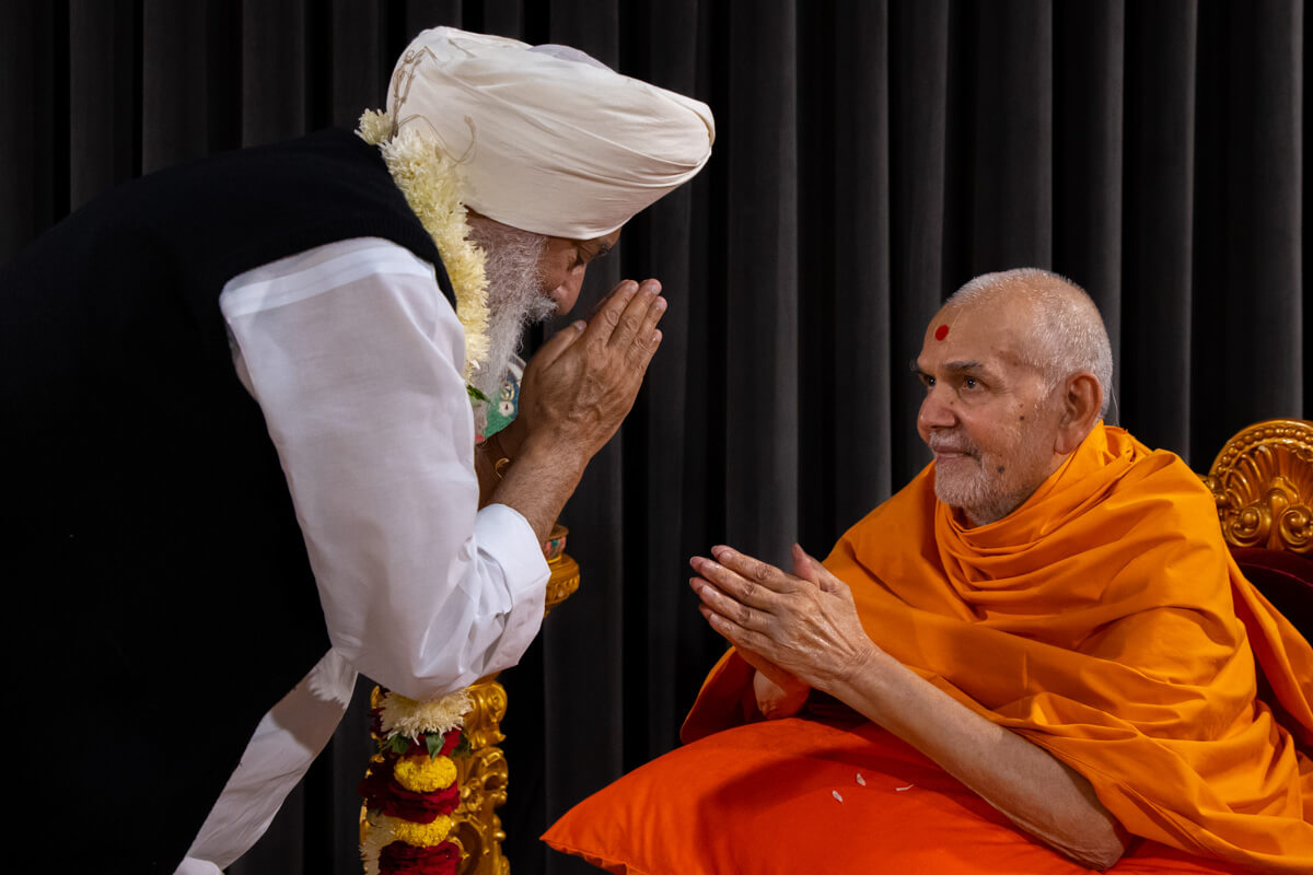 Baba Ji meets Baps Swaminarayan Sanstha spiritual head Mahant Swami ...